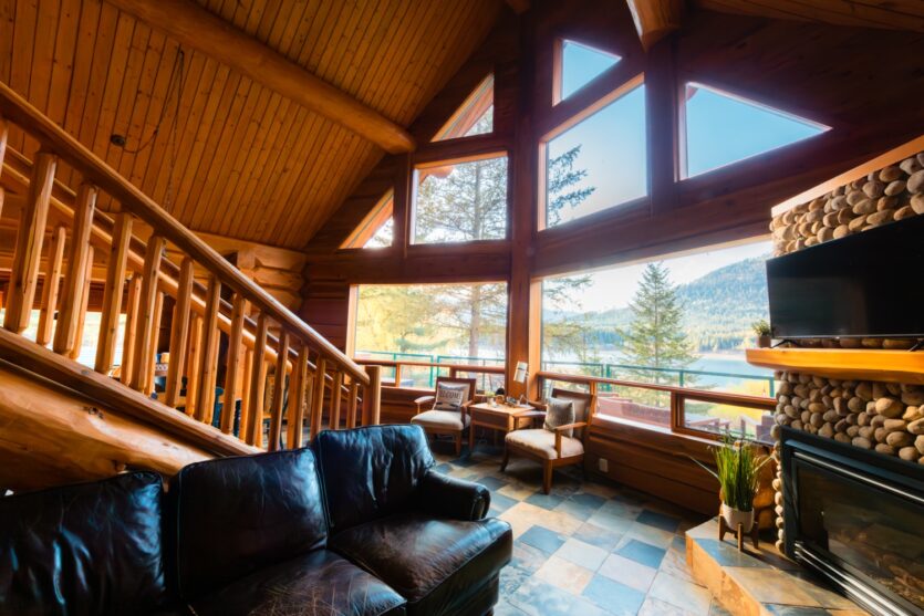 Lakefront Log Home | Kootenays Airbnb near Nakusp