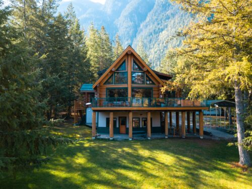 Lakefront Log Home | Kootenays Airbnb near Nakusp